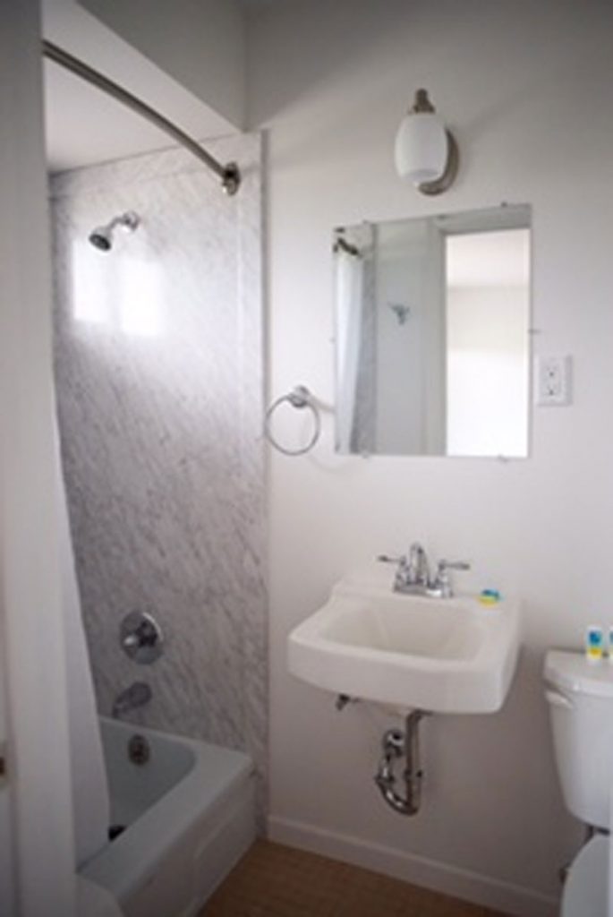 motel-room-bathroom-full – Three Lakes Motel